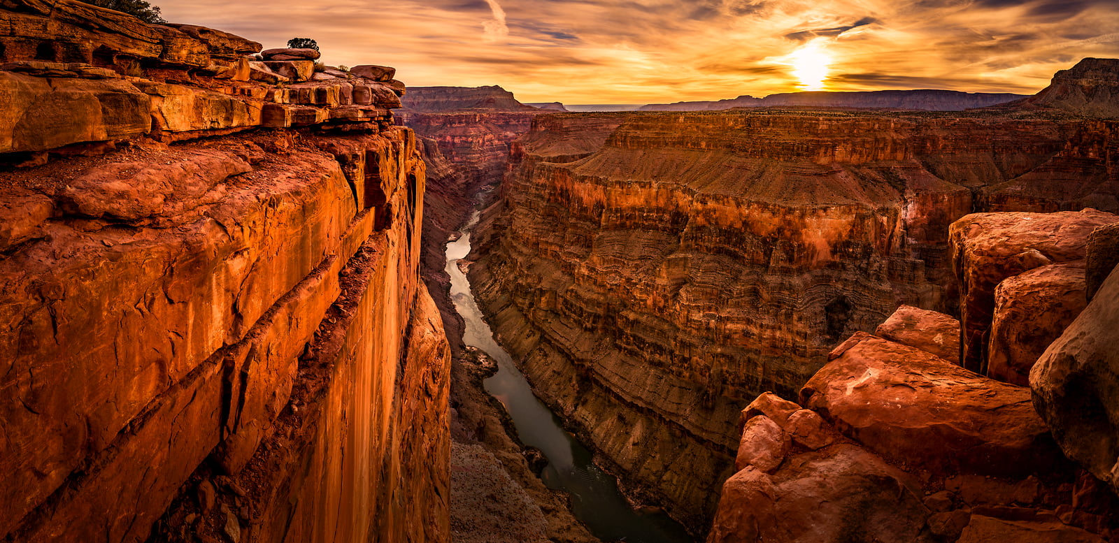 Photos of canyons at sunset - VAST