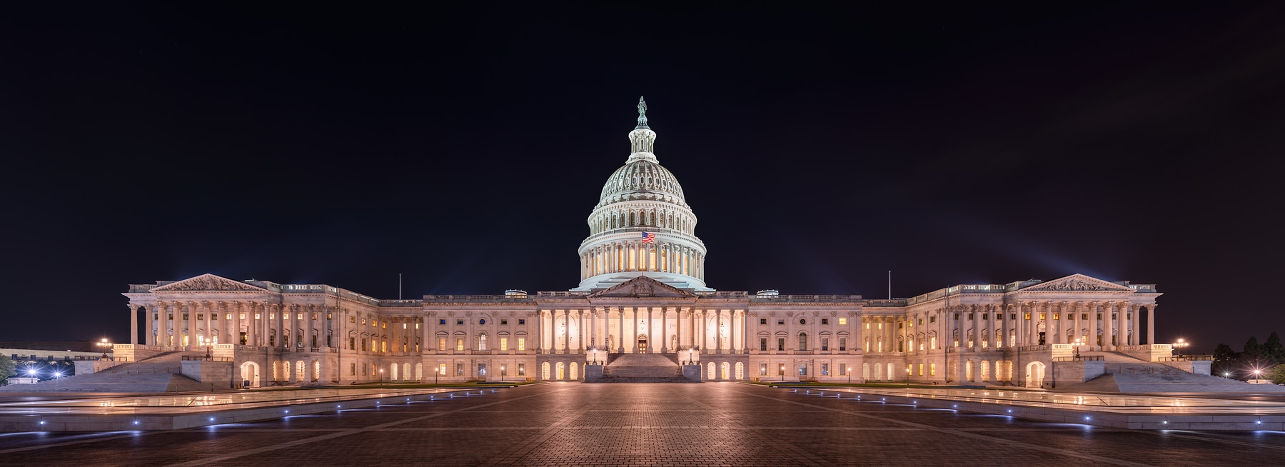 Photos of the US Capitol Building at night - VAST